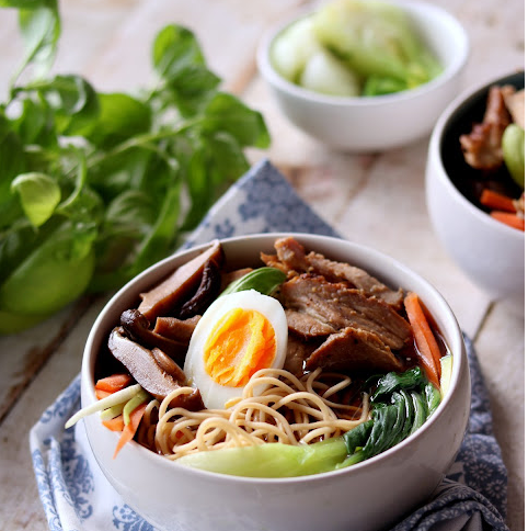 Ramen de porco com mini couve Paksoy - Fiel